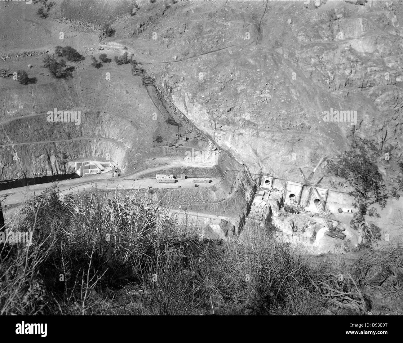 This photograph showcases the construction of the New Melones Dam, part ...