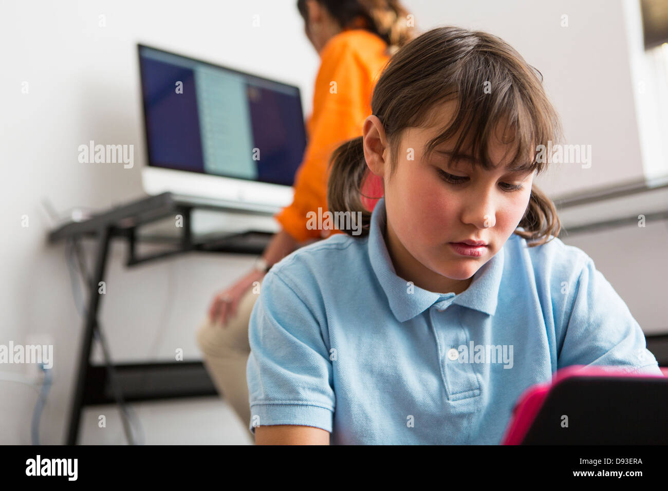 Girl child at computer family hi-res stock photography and images - Alamy