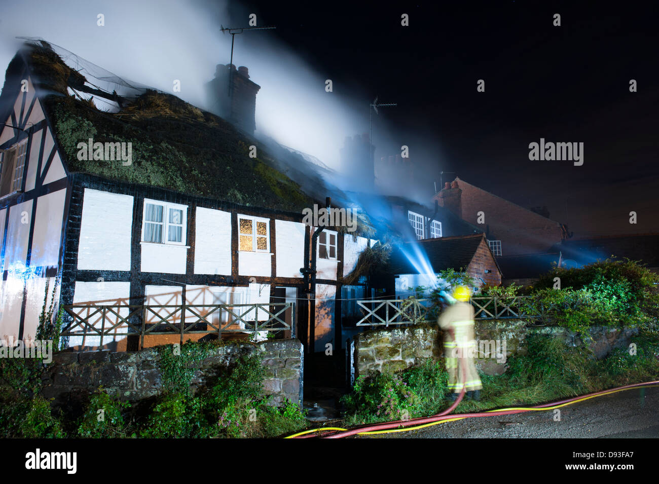 English thatched cottage hi-res stock photography and images - Alamy