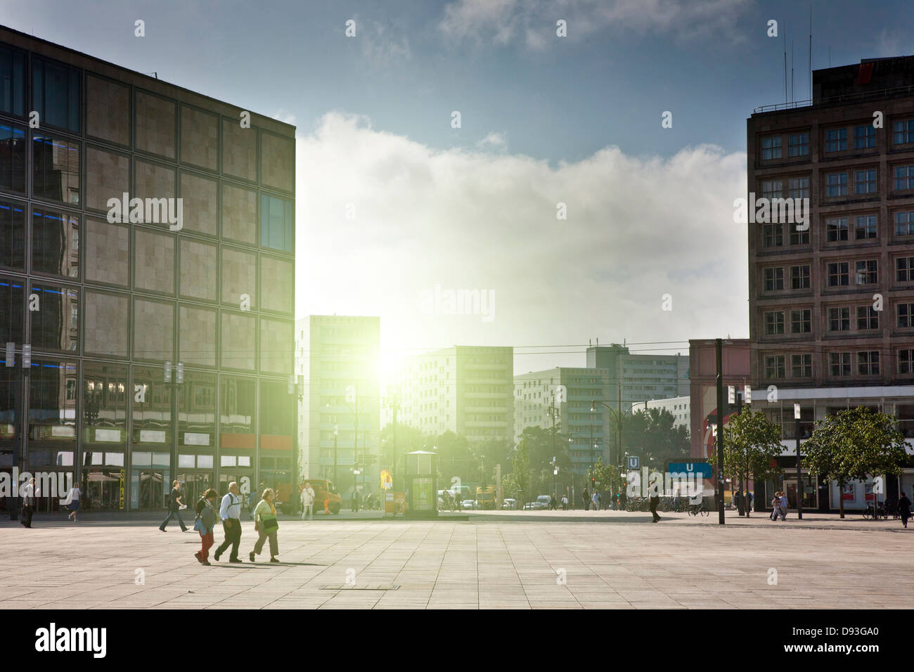 Walking square hi-res stock photography and images - Alamy