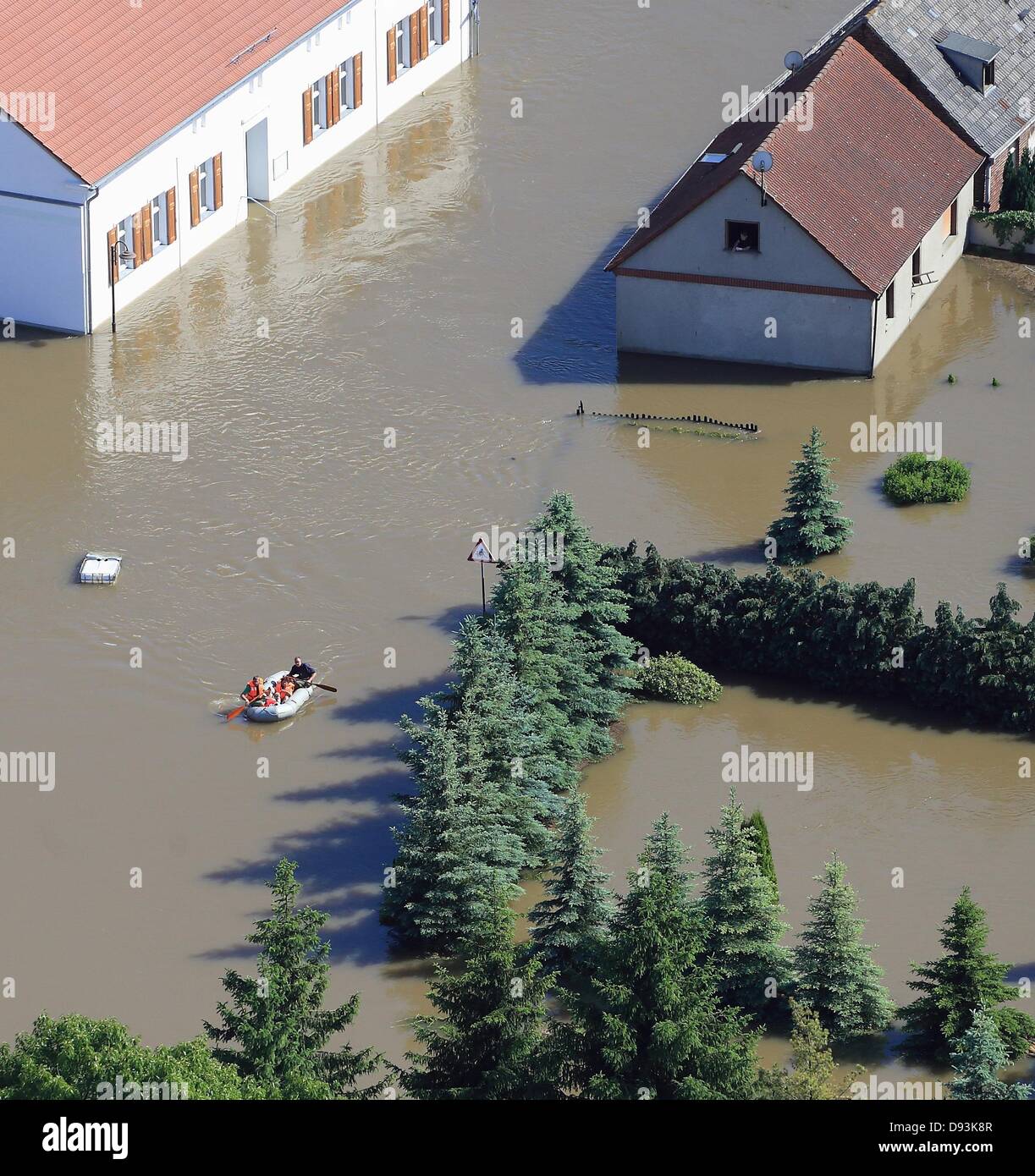 Fischbeck, Germany. 10th June, 2013. Rescue workers paddle through the ...
