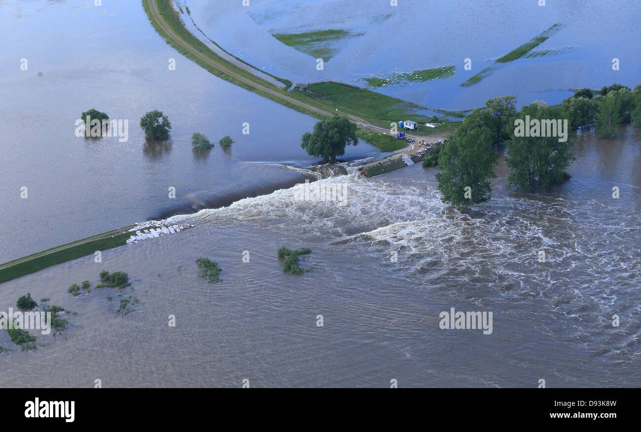 Fischbeck, Germany. 10th June, 2013.The bursting of a dike has led to ...