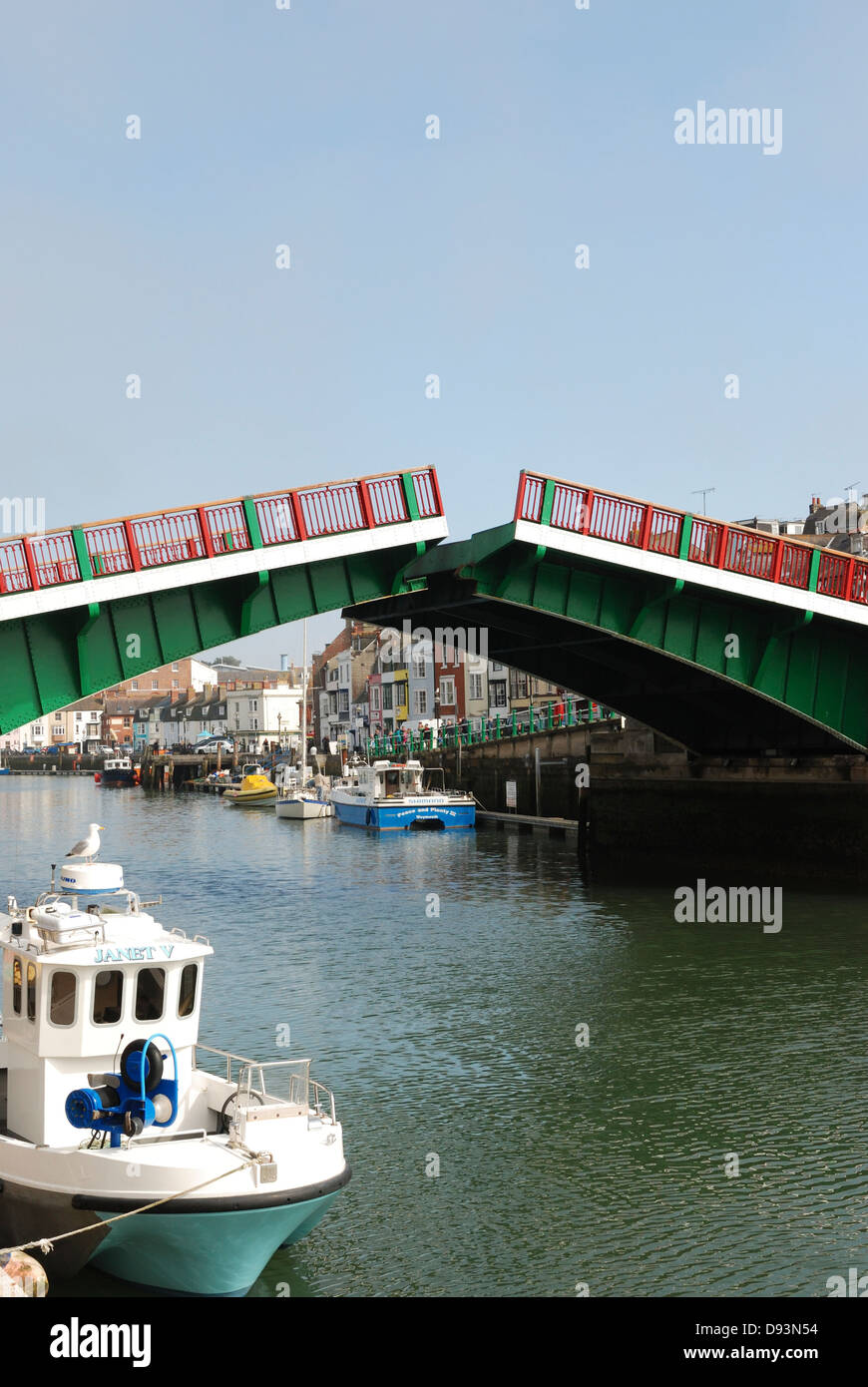Draw the raised bridge hi-res stock photography and images - Alamy