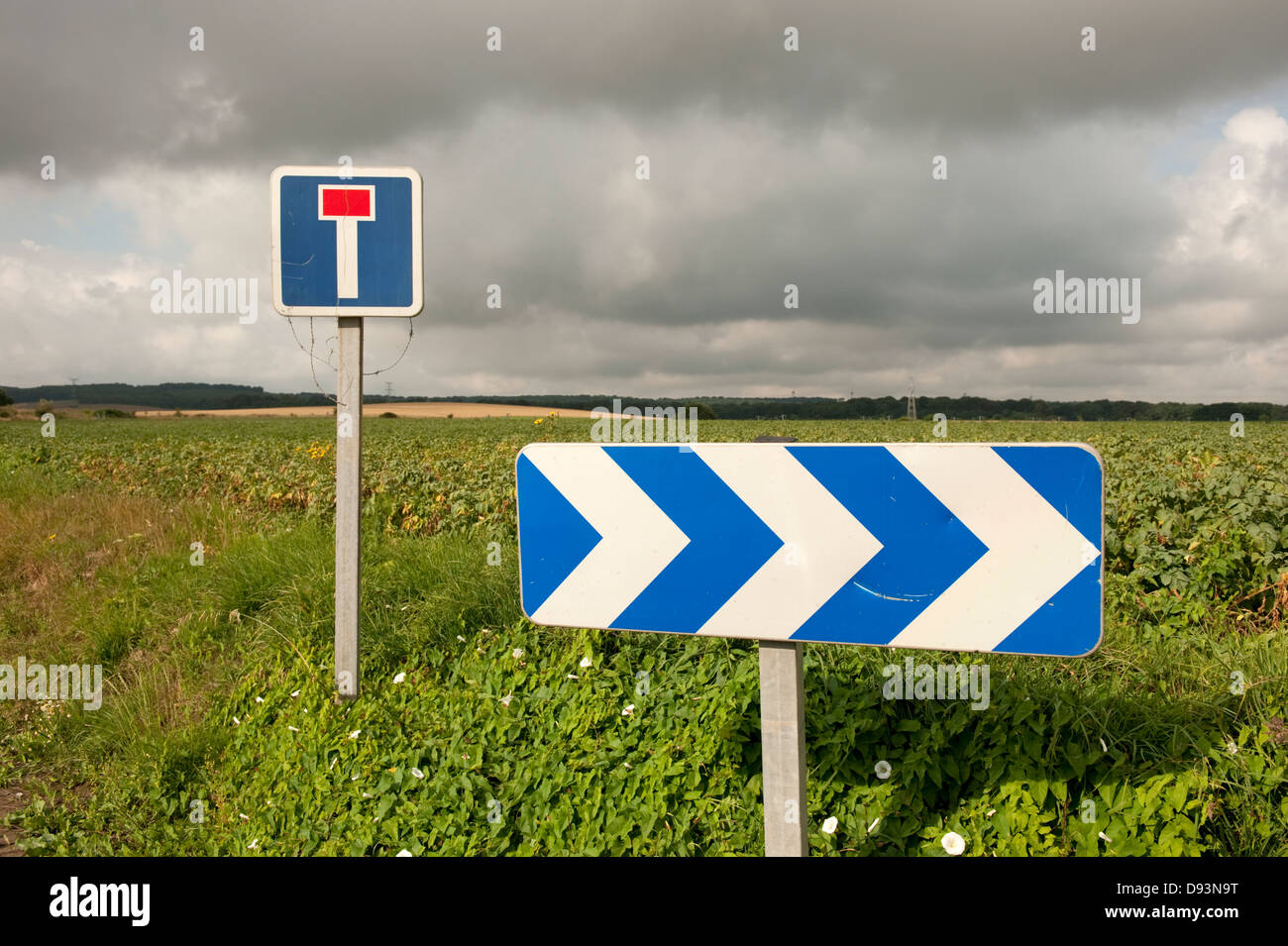 Keep Right Blue White Chevron Sign Chevrons Arrow Stock Photo - Alamy