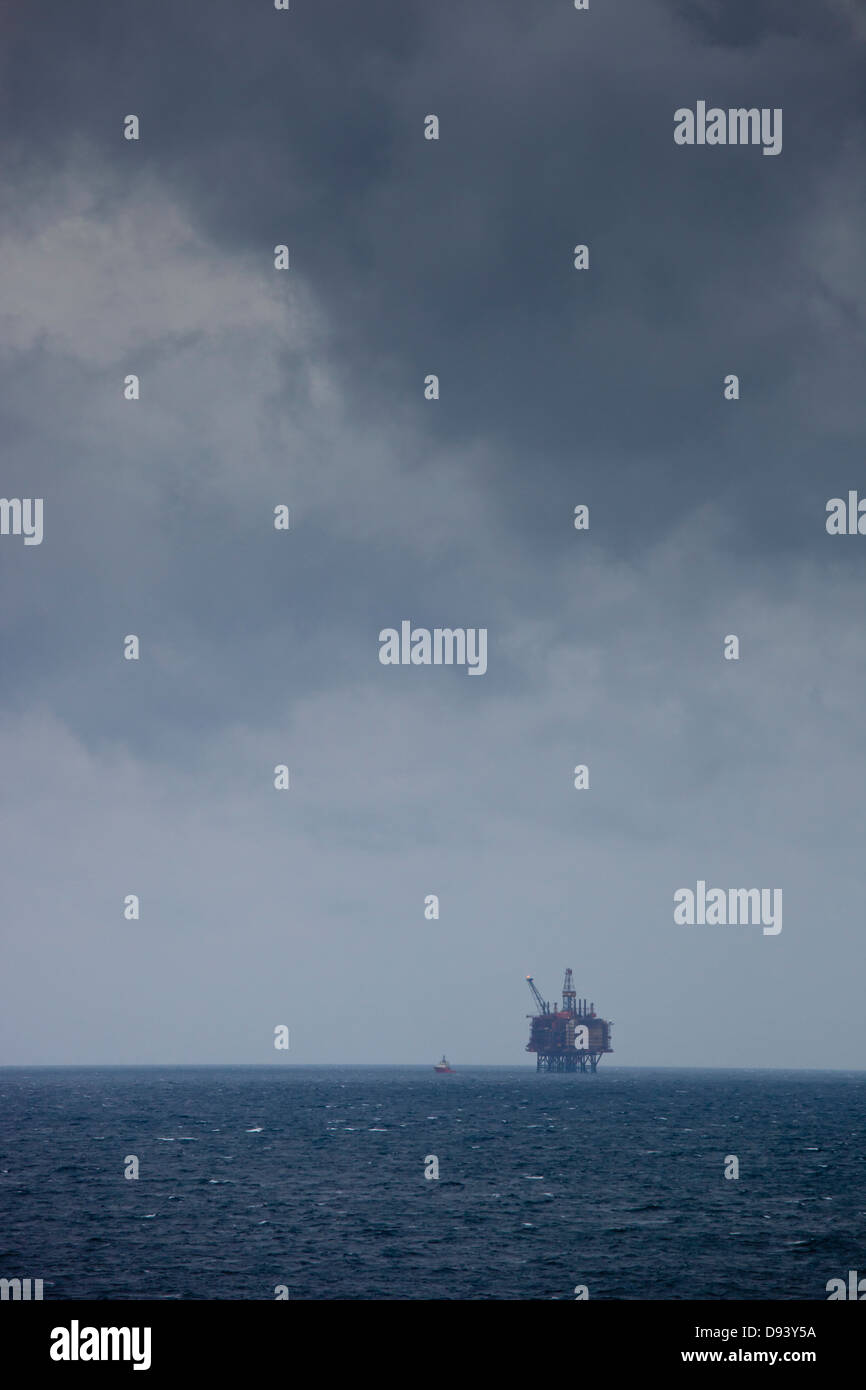 Oil rig storm hi-res stock photography and images - Alamy
