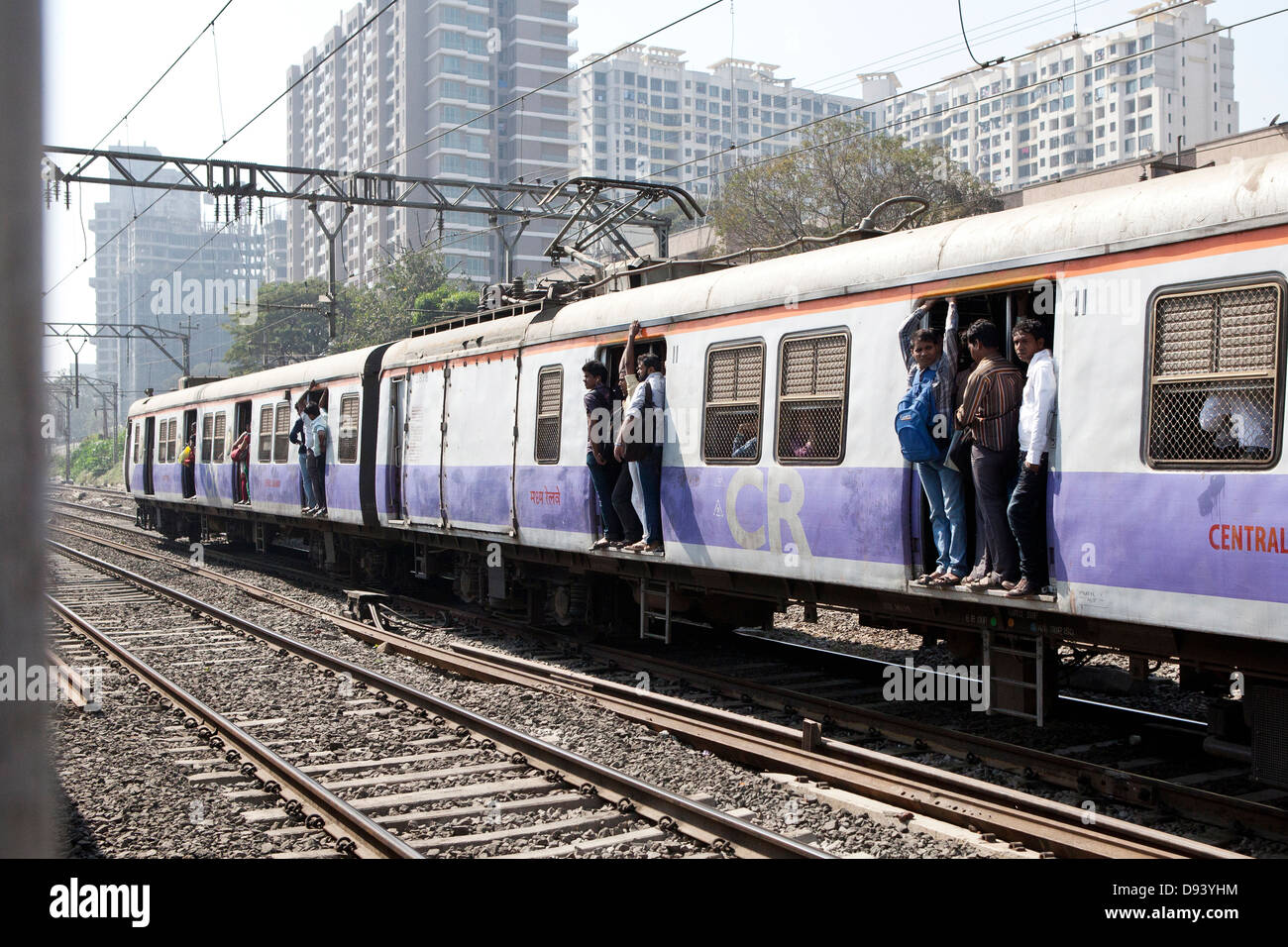 Crowded train india hi-res stock photography and images - Alamy
