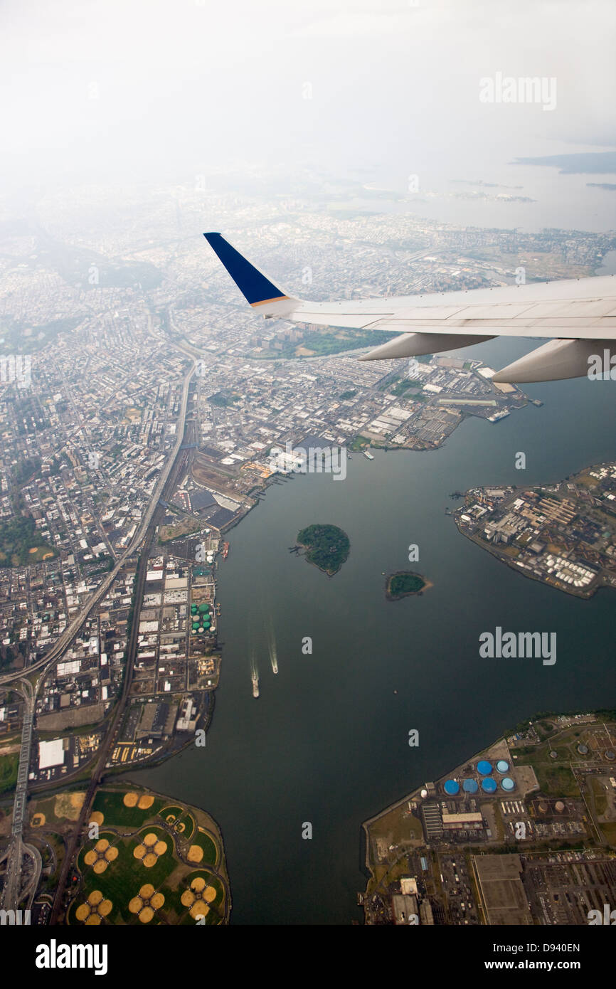 Cityscape from airplane hi-res stock photography and images - Alamy