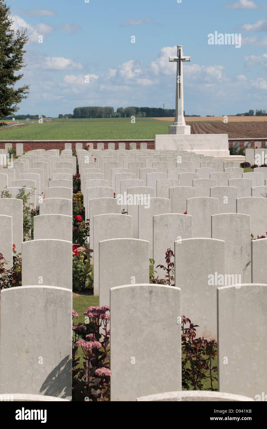 Cross of Sacrifice and rows of headstones in the CWGC Heath Cemetery ...