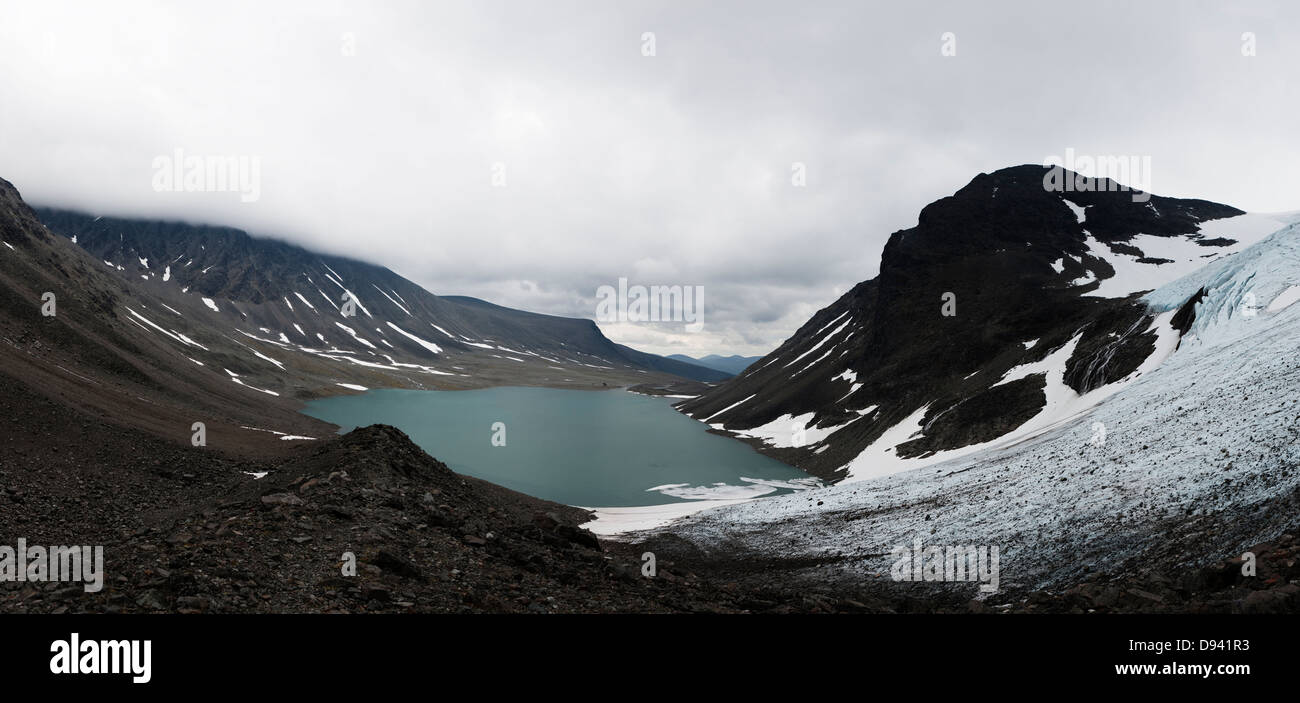 Lake surrounded by mountains hi-res stock photography and images - Alamy