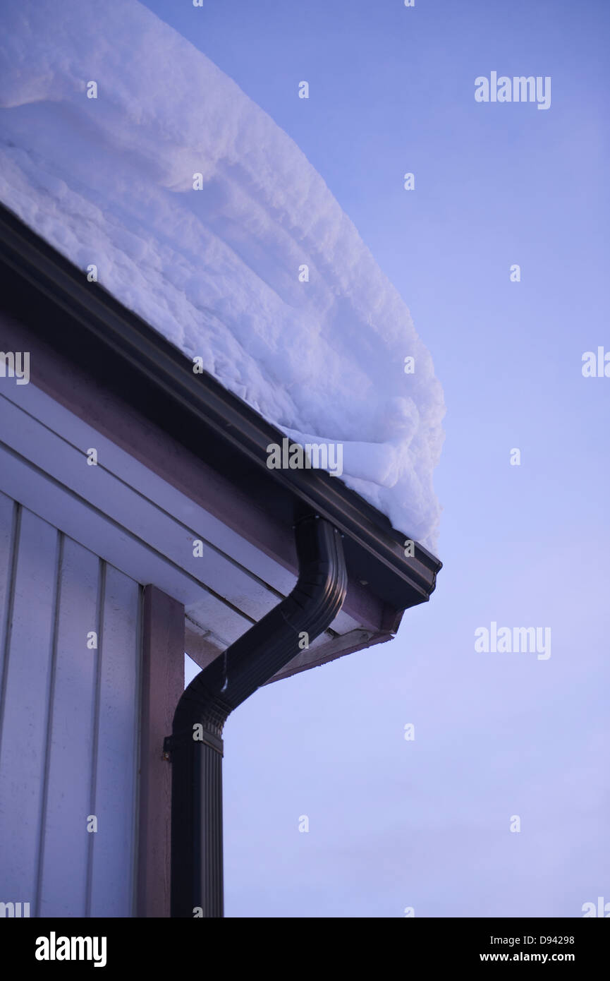Snowed wooden house hi-res stock photography and images - Alamy