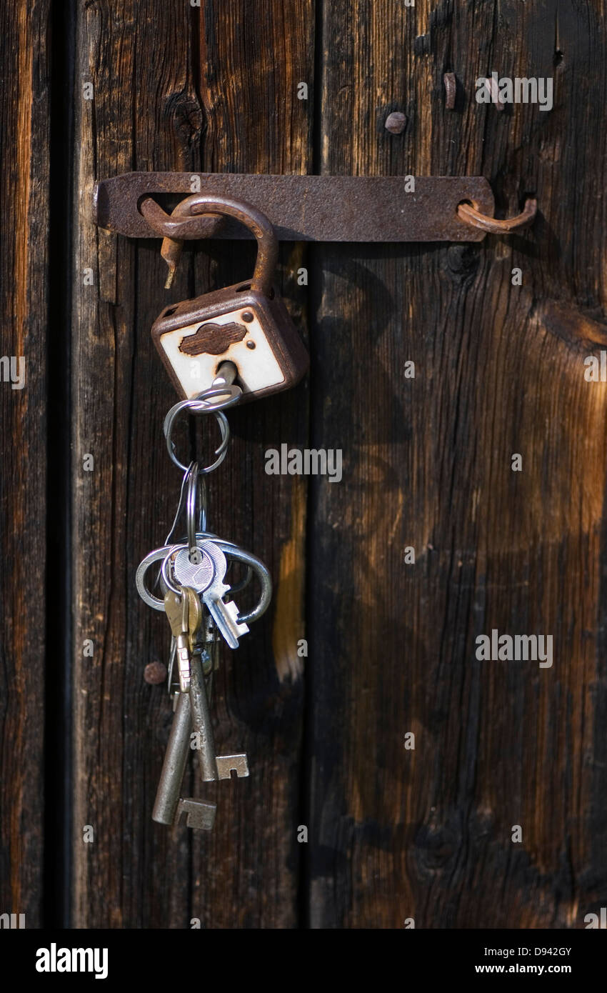 Old shed lock and key image hi-res stock photography and images - Alamy