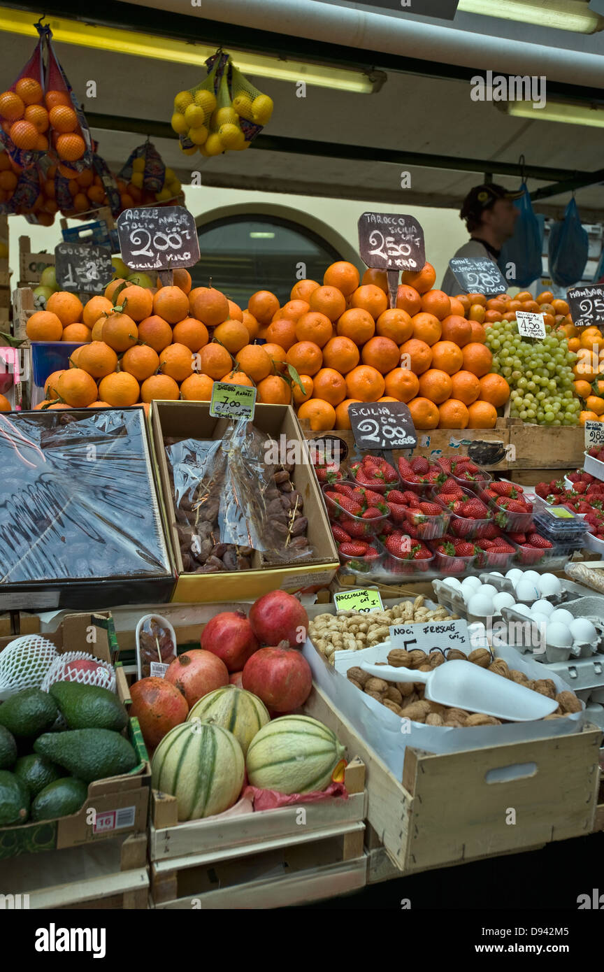 Italian market stall hi-res stock photography and images - Alamy