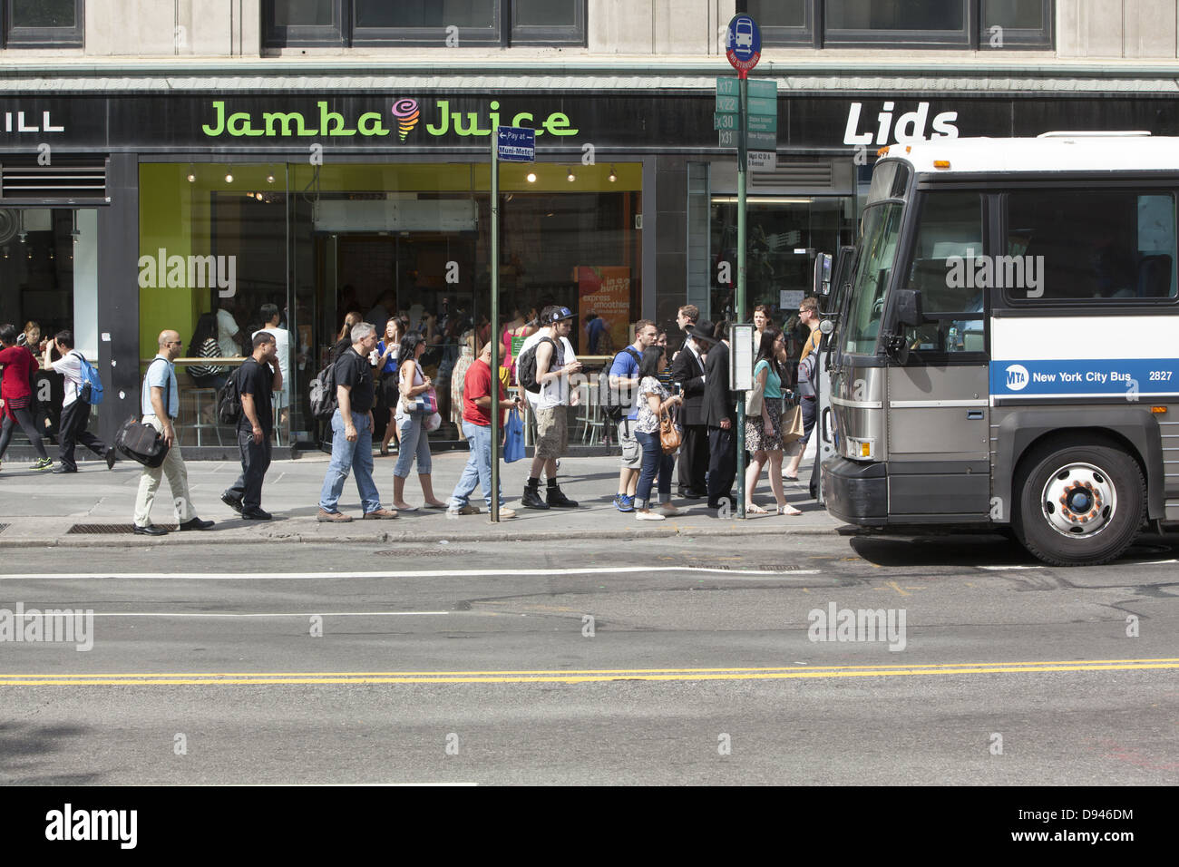 People at a bus stop hi-res stock photography and images - Alamy