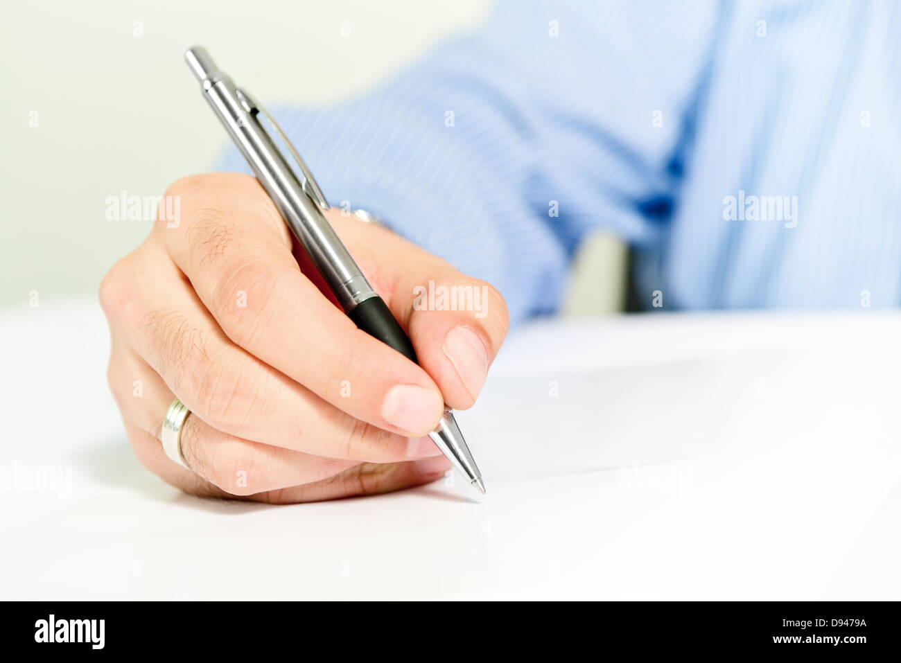 Politician signing document hi-res stock photography and images - Alamy