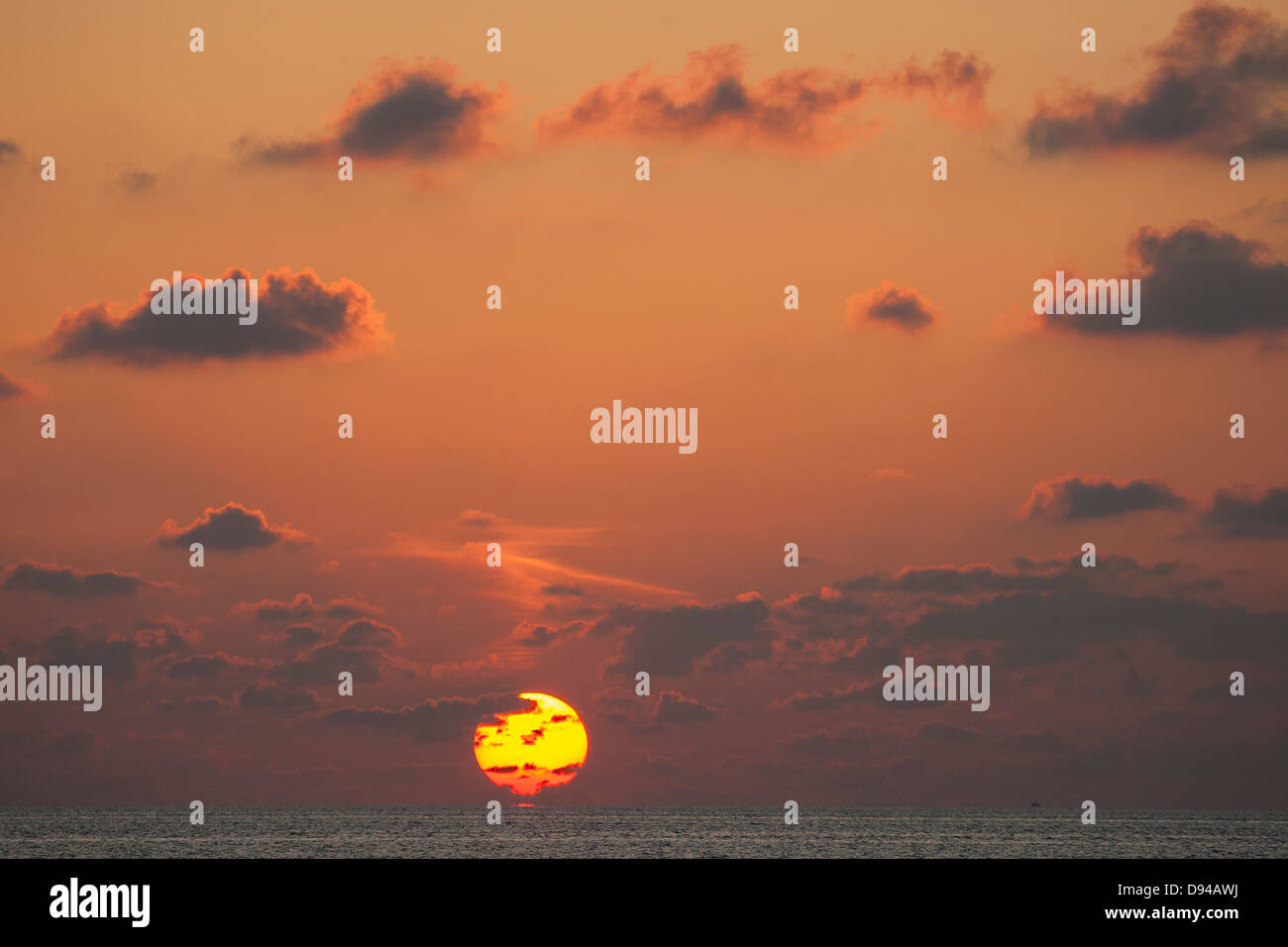 Sun setting over sea hi-res stock photography and images - Alamy