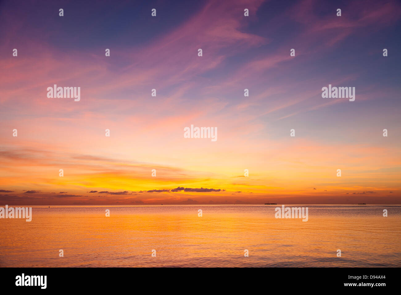 Sun setting over sea hi-res stock photography and images - Alamy