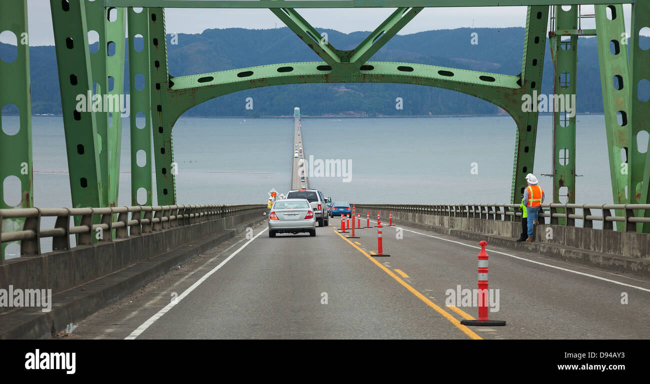 Cars on long bridge Stock Photo - Alamy