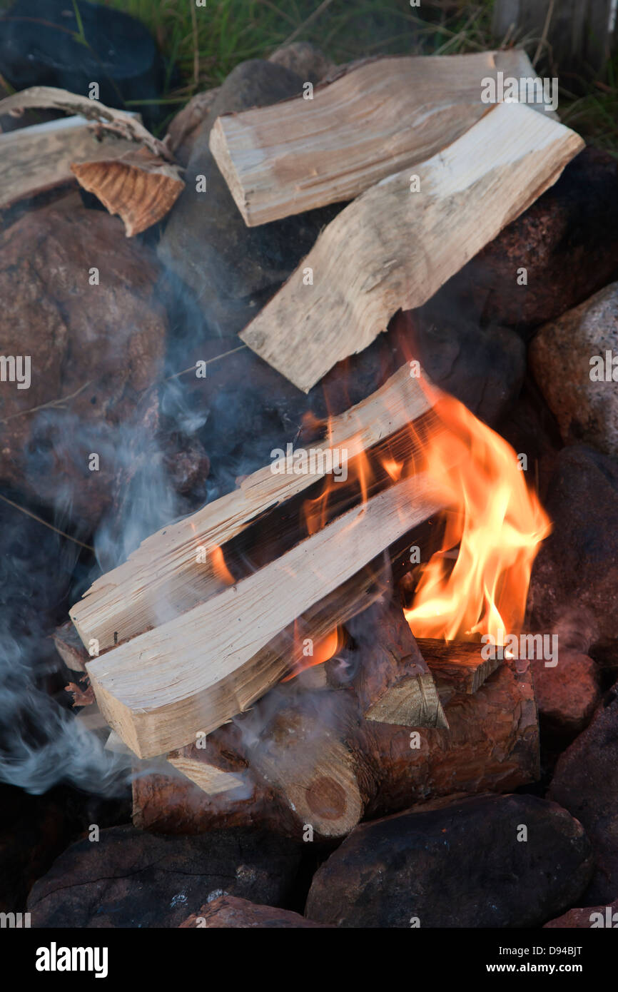 Log fire hi-res stock photography and images - Alamy