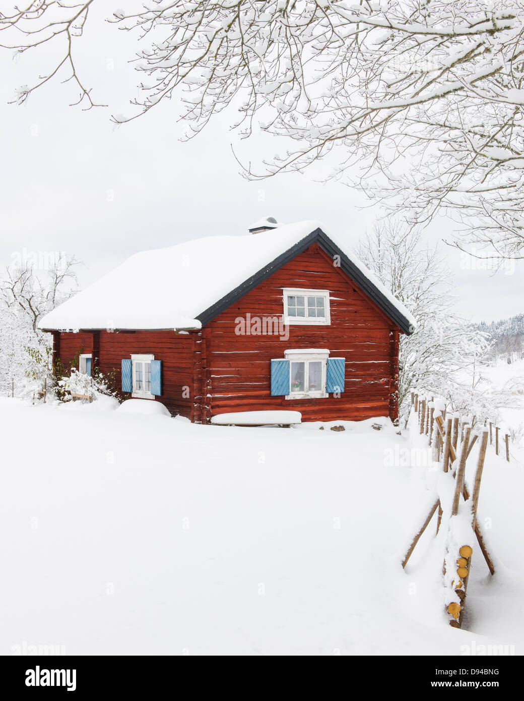Cottage covered in snow Stock Photo - Alamy