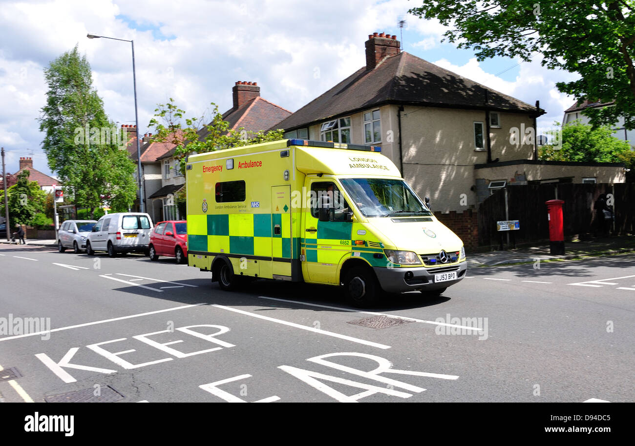 Nhs 999 call centre hi-res stock photography and images - Alamy