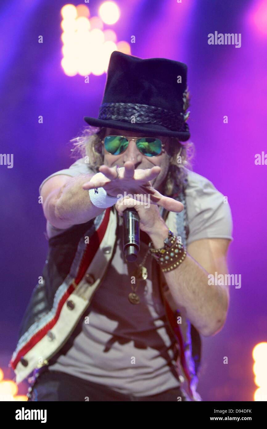 Jun 6, 2013: Kenny Alphin of Big and Rich works the crowd. Thunder on ...