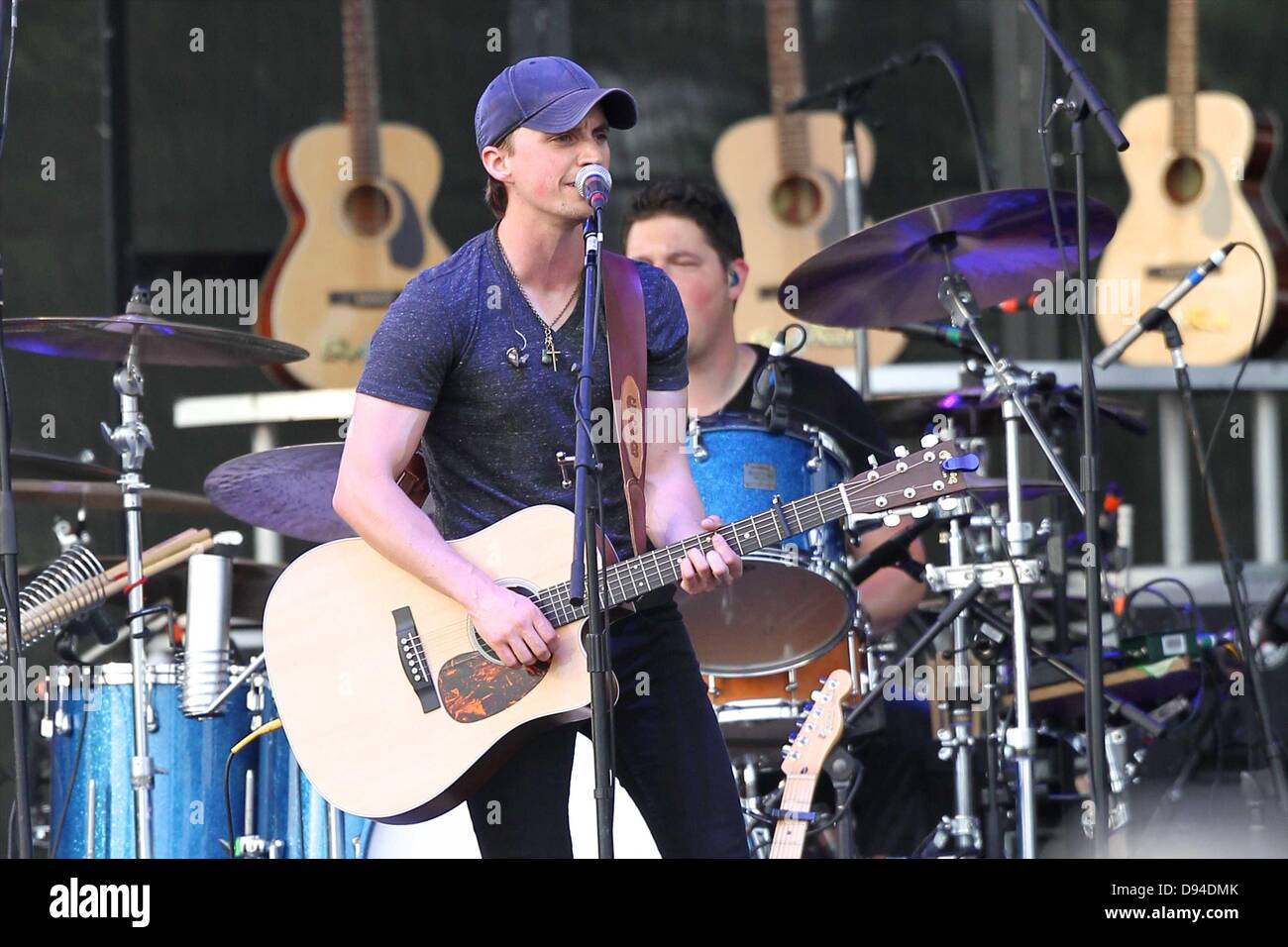 Jun 6, 2013: Country music artist Greg Bates sings for the crowd ...