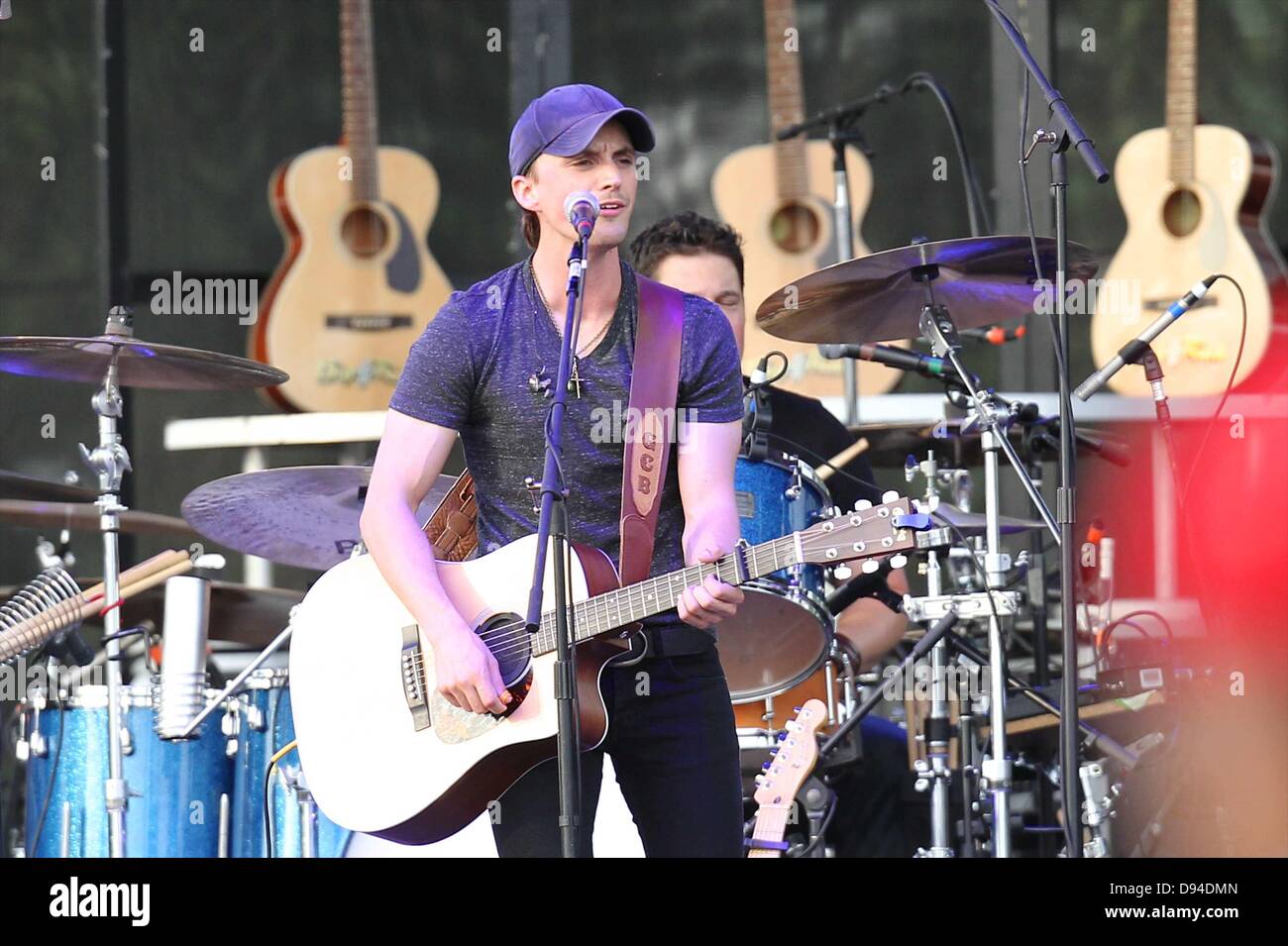 Jun 6, 2013: Country music artist Greg Bates sings for the crowd ...