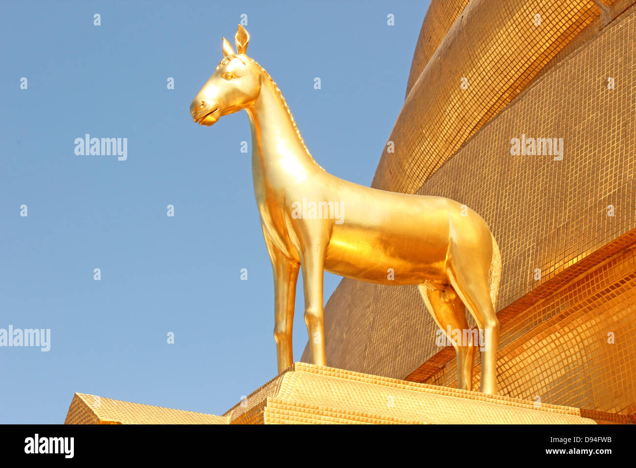 Statue golden horse hi-res stock photography and images - Alamy