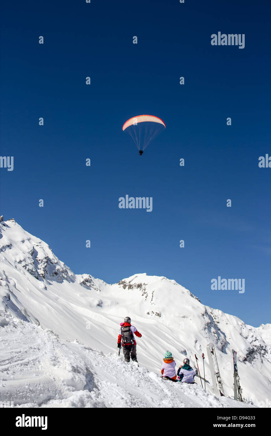 Paraglider group hi-res stock photography and images - Alamy