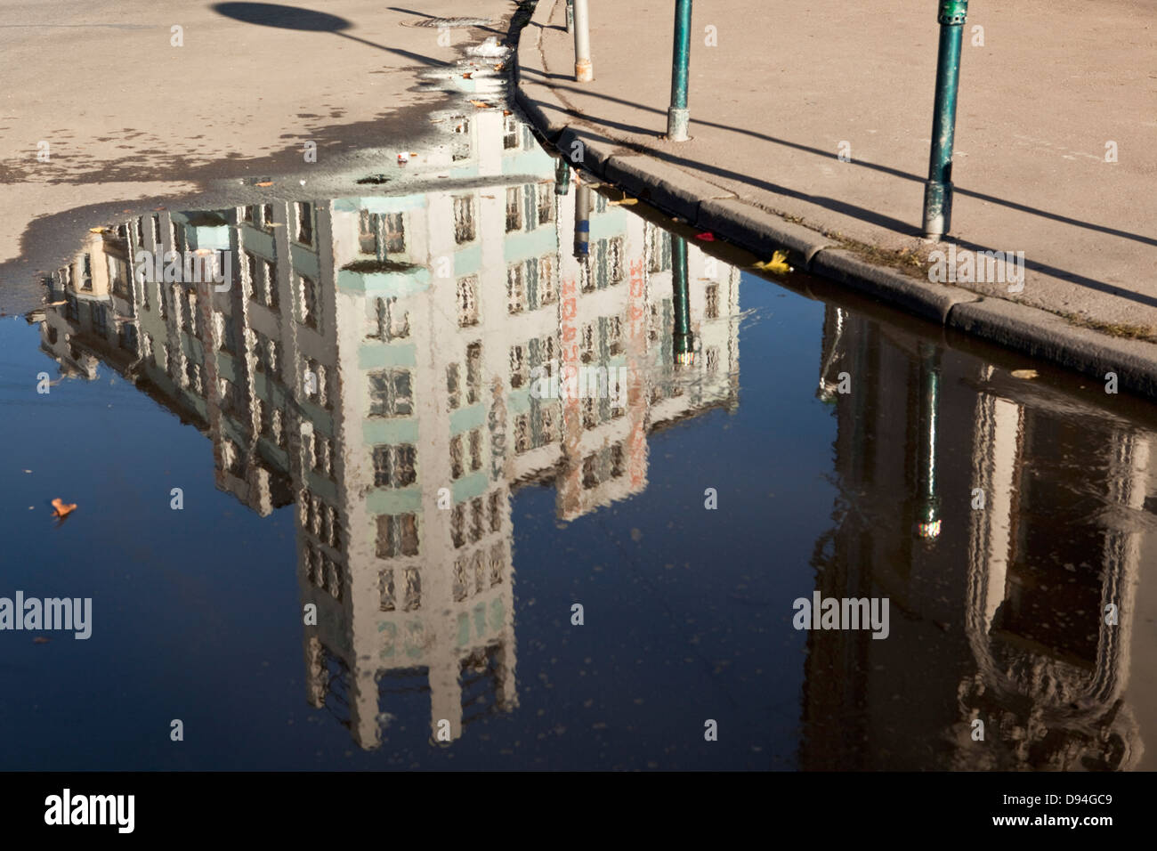 Puddle reflection building hi-res stock photography and images - Alamy