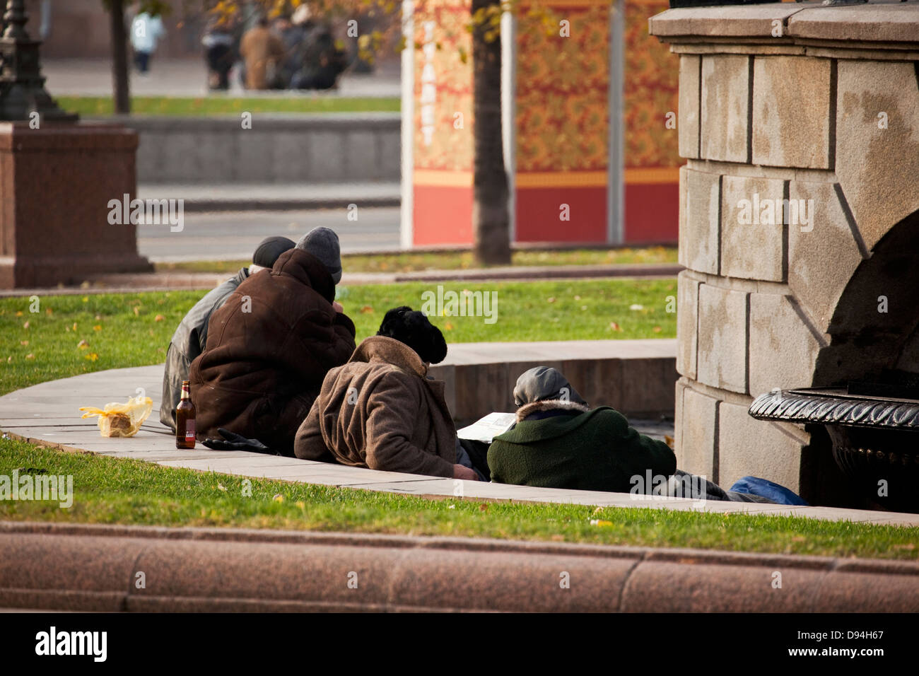 homeless people in a park, moscow, russia Stock Photo - Alamy