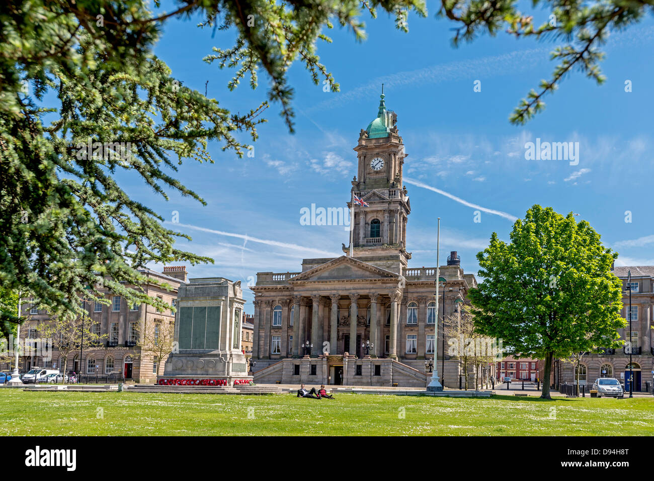 Hamilton Square Birkenhead. The Town Hall and Cenotaph Stock Photo - Alamy