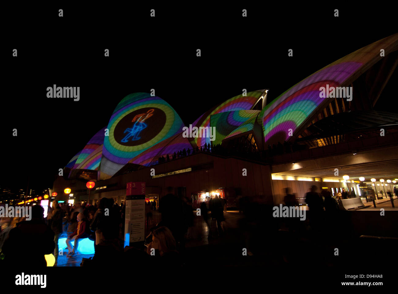 Vivid Sydney light show on the Sydney Opera House and colour-changing ...