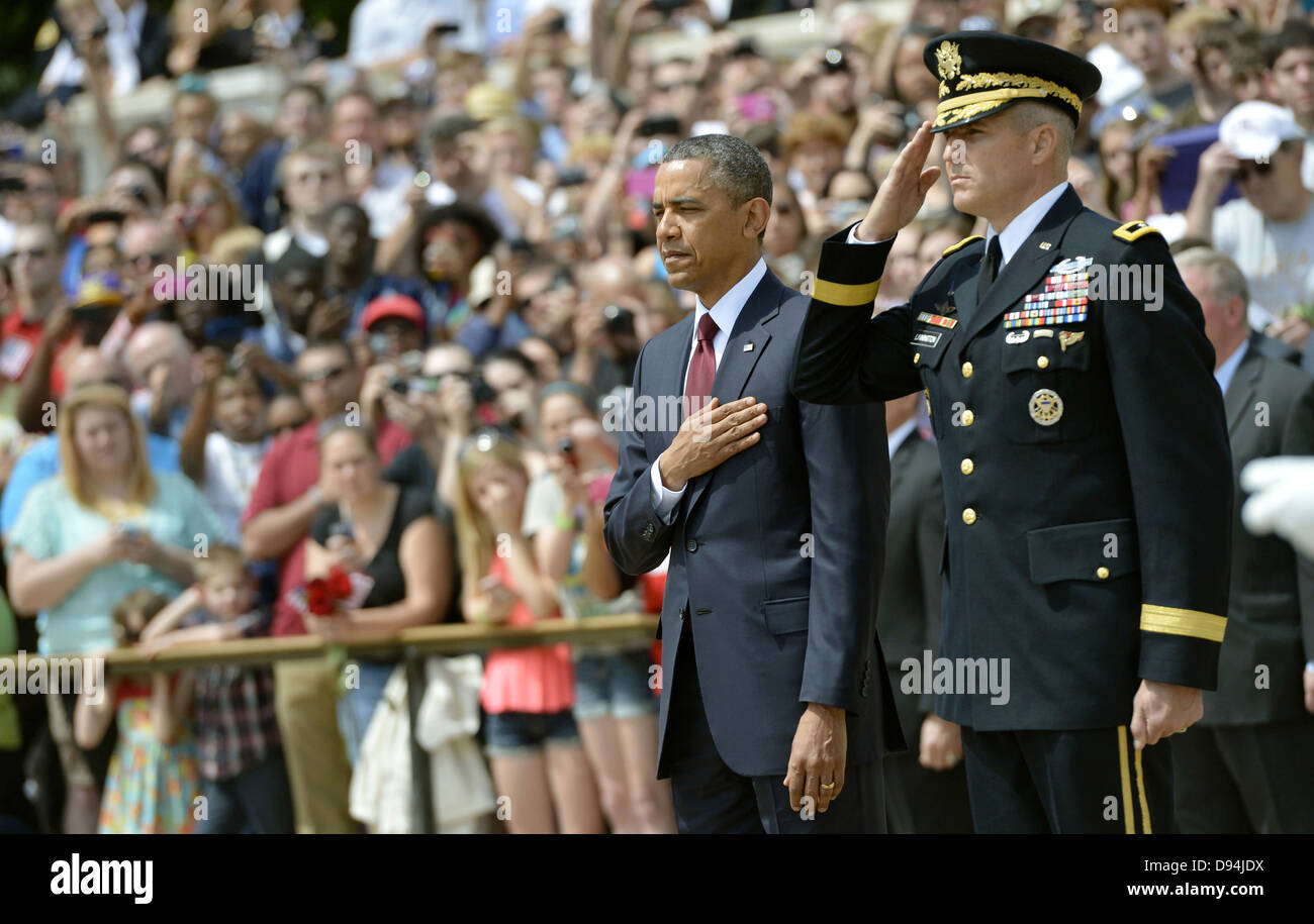 US President Barack Obama stands with Gen. Michael S. Linnington for ...