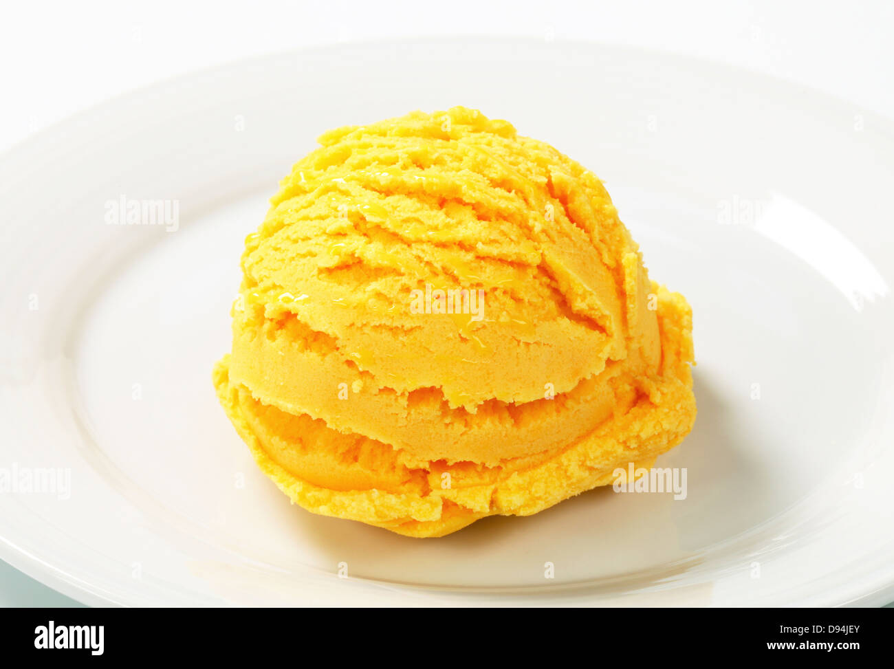 Single scoop of yellow ice cream - studio shot Stock Photo - Alamy