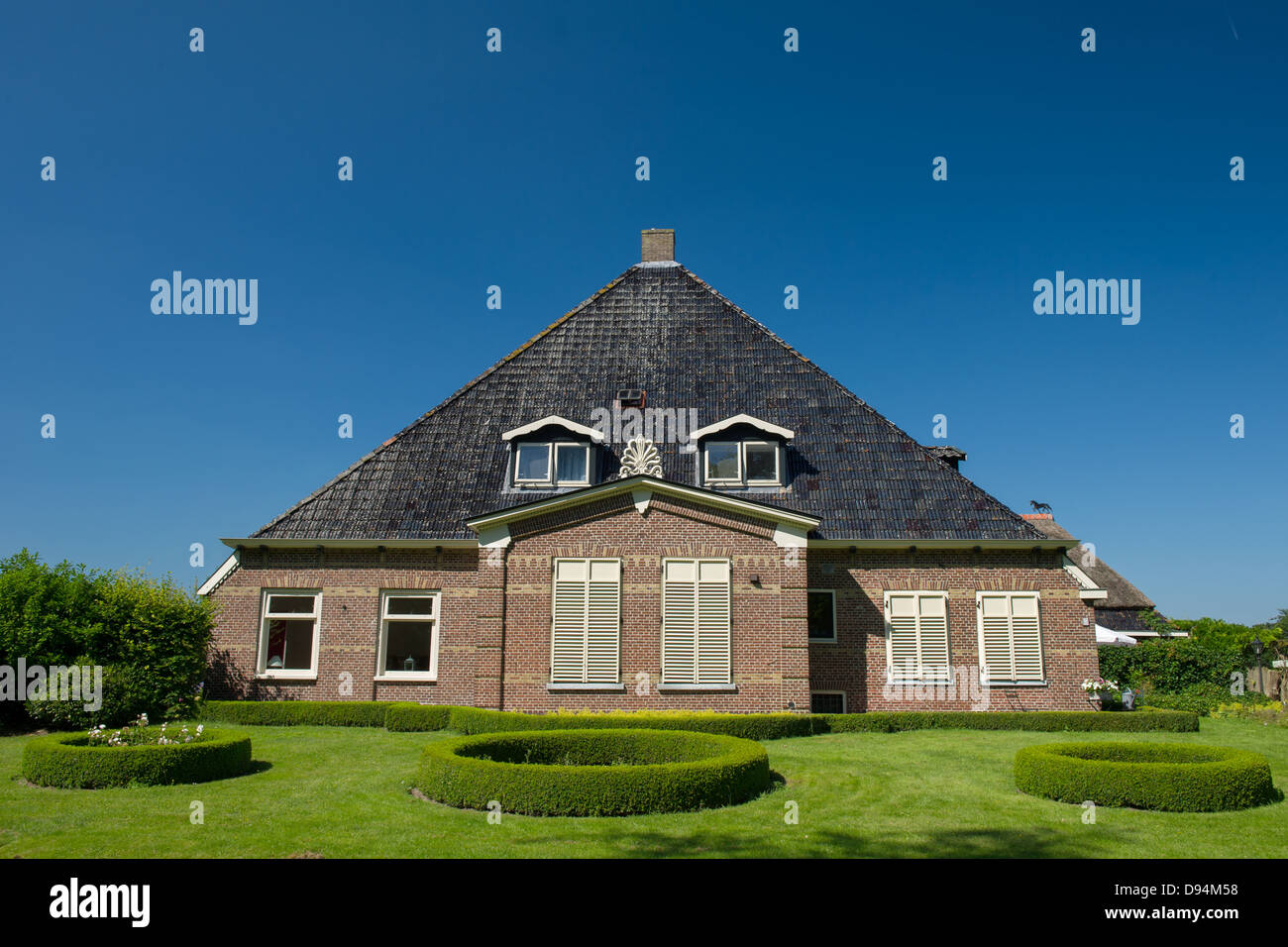 Typical Dutch farmhouse in landscape at Friesland Stock Photo - Alamy