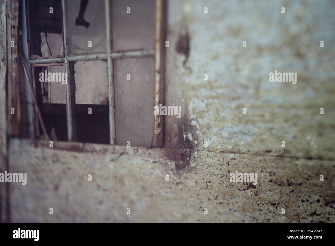 Broken window of the old building Stock Photo - Alamy