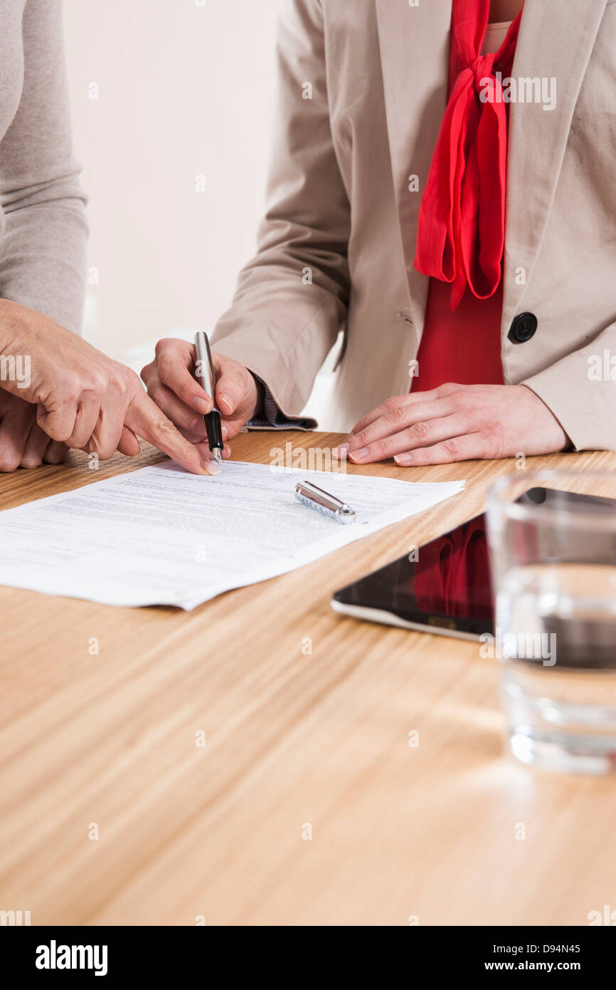 Old pen signing close hi-res stock photography and images - Alamy