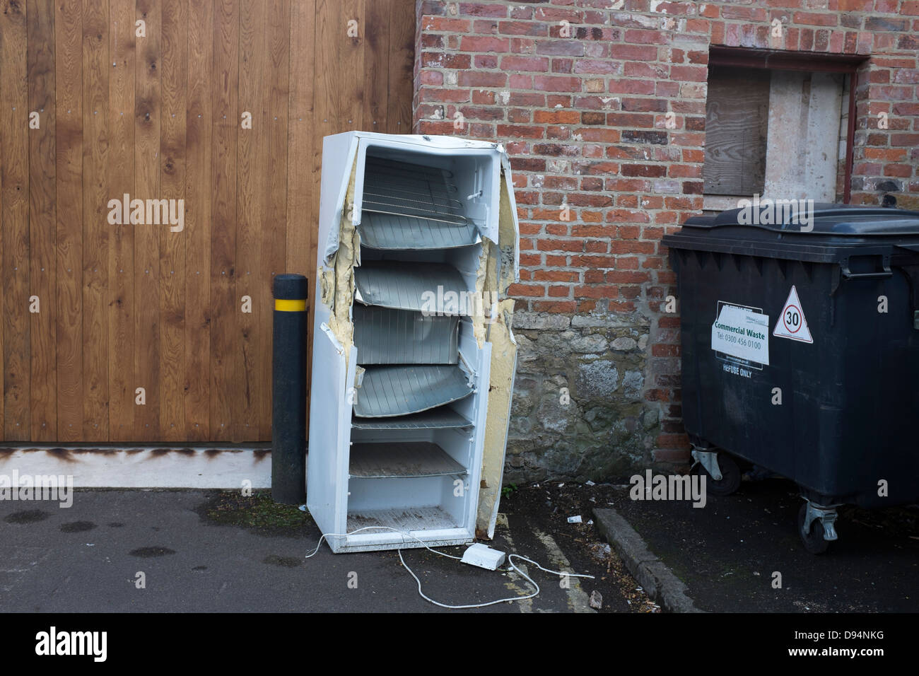 Abandoned fridge hi-res stock photography and images - Alamy