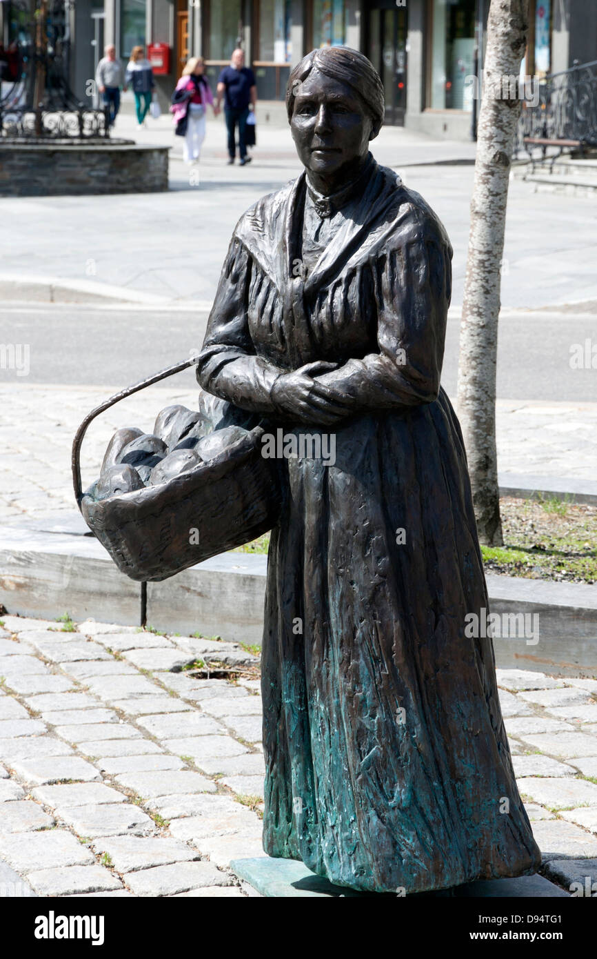 Bronze statute of Simons-Margreta in Voss's marketplace Stock Photo - Alamy