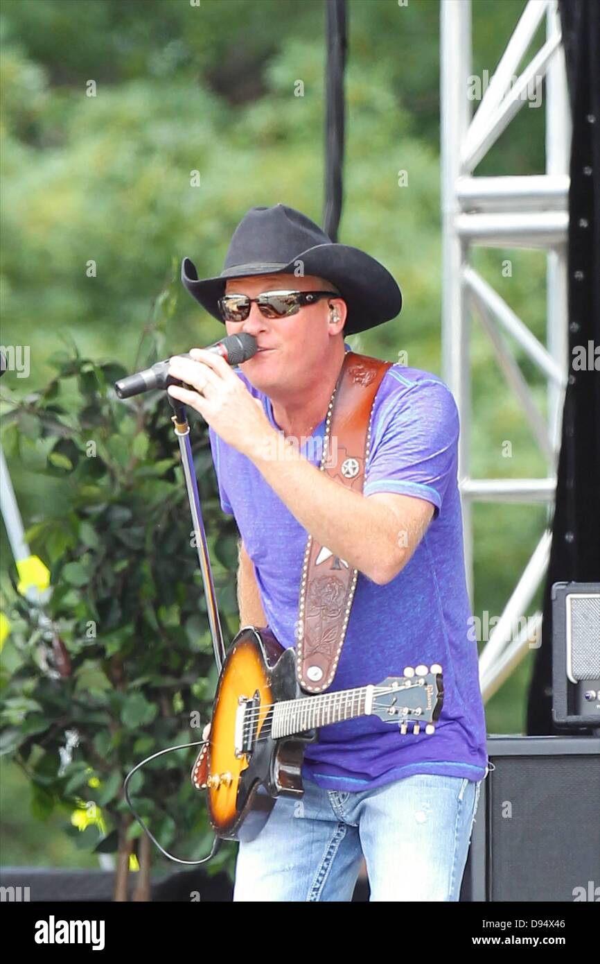 Jun 7, 2013: Country music recording artist Kevin Fowler sings for the ...