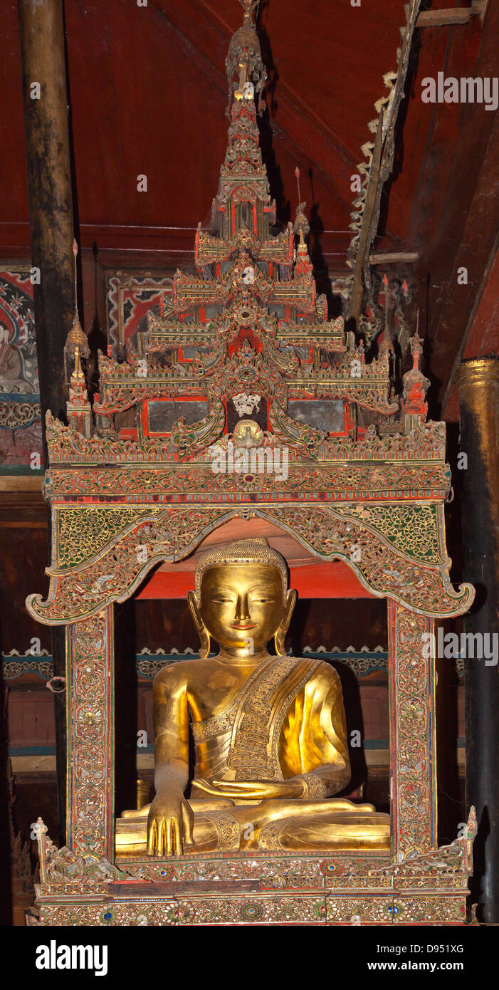 Gilded BUDDHA STATUE at NGA HPE CHAUNG known as Jumping Cat Monastery ...