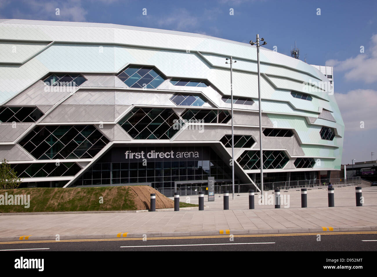 First direct arena leeds exterior hi-res stock photography and images ...
