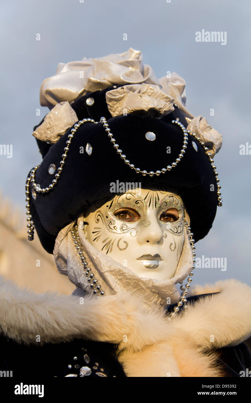 Portrait red venetian mask hi-res stock photography and images - Alamy