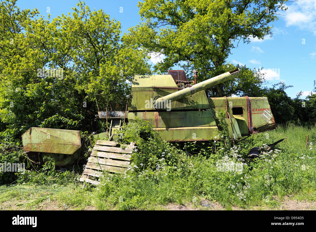 Old and damaged combine harvester Stock Photo - Alamy