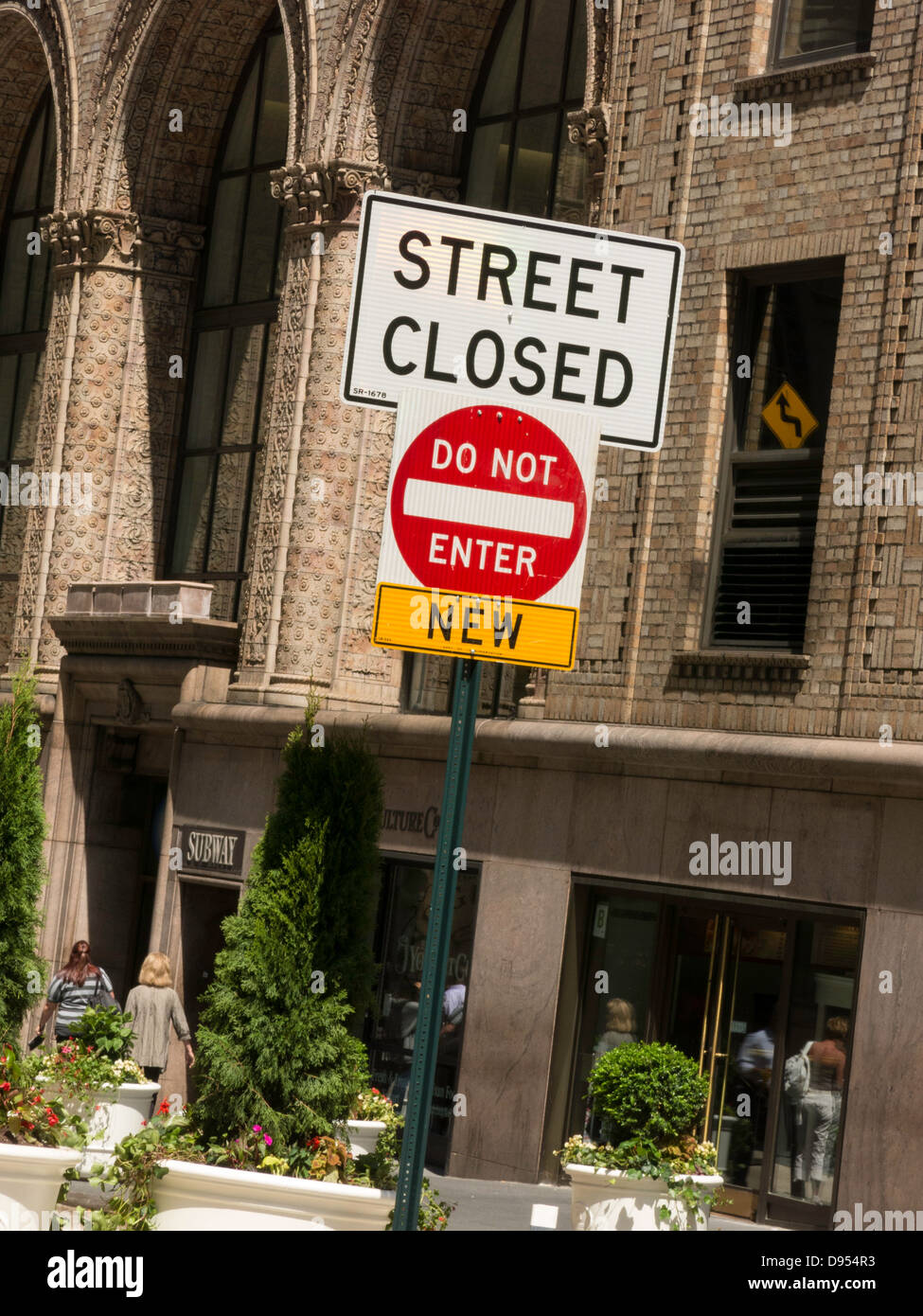 New Street Signs on Park Avenue at 41st Street, NYC Stock Photo - Alamy