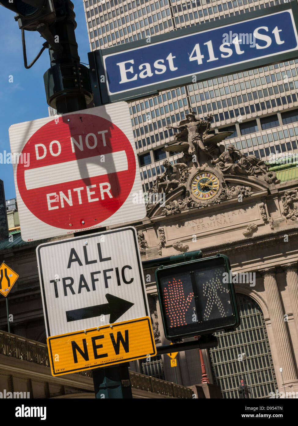 New Street Signs on Park Avenue at 41st Street, NYC Stock Photo - Alamy
