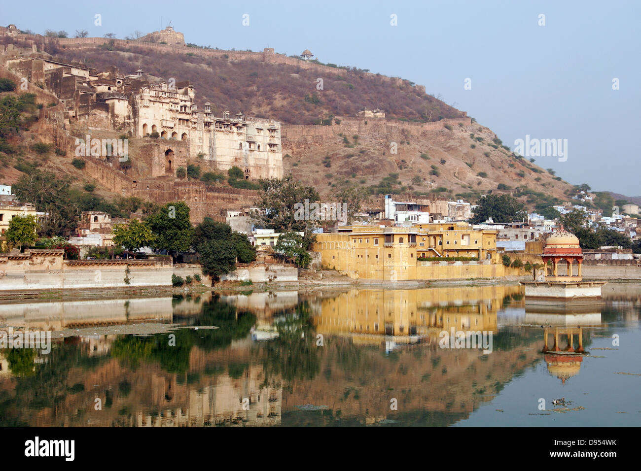 Bundi Palace and Taragarh Fort on the hill behind Nawal Sagar Lake ...