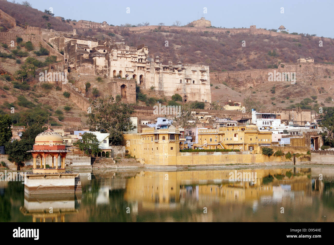 Bundi Palace and Taragarh Fort on the hill behind Nawal Sagar Lake ...