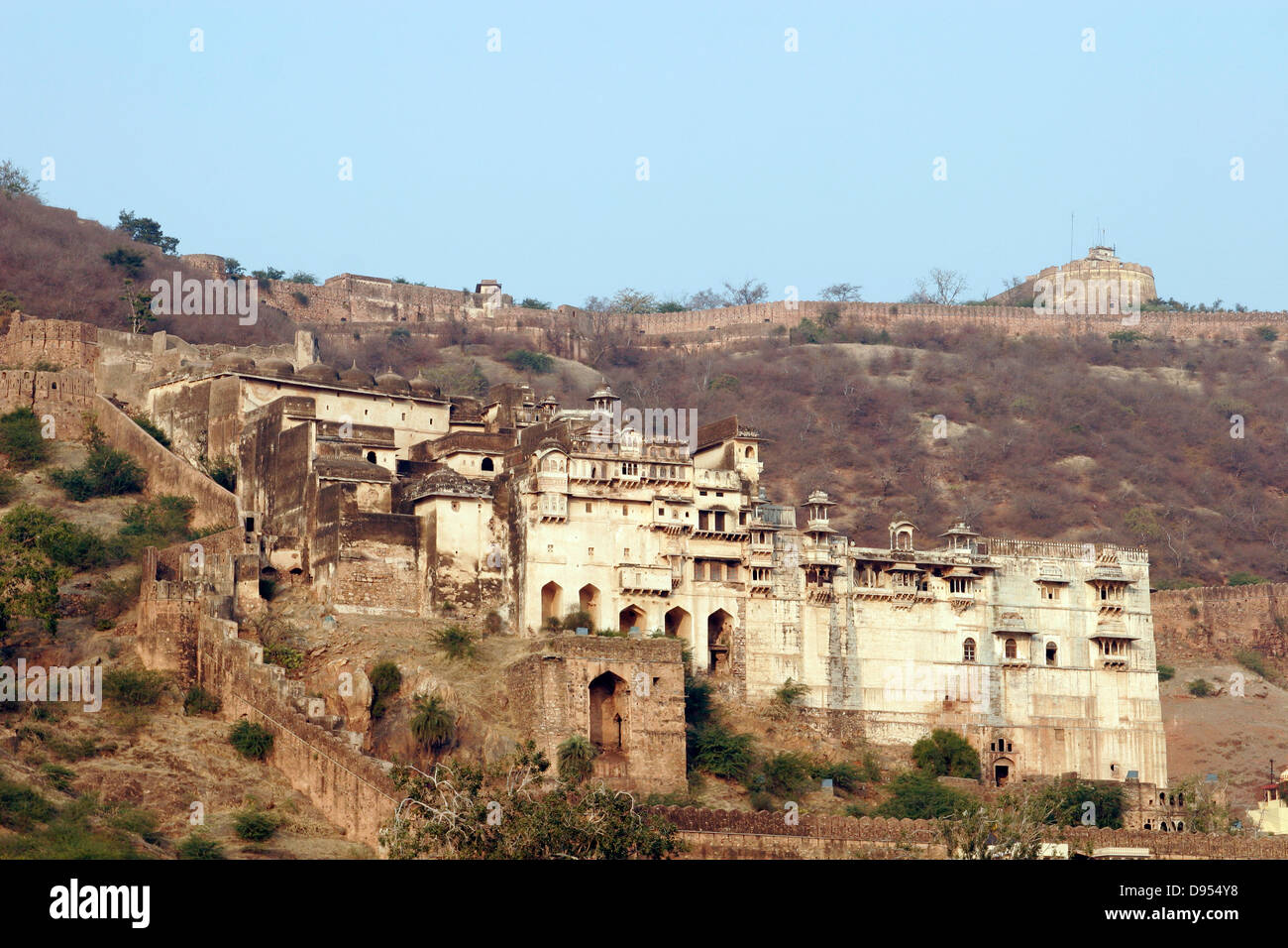 Bundi Palace and Taragarh Fort on the hill behind Nawal Sagar Lake ...